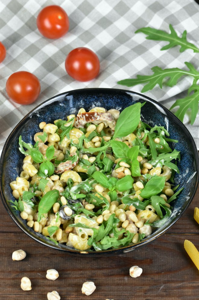 Mediterraner Nudelsalat mit Caesar Dressing | Zimt & Chili